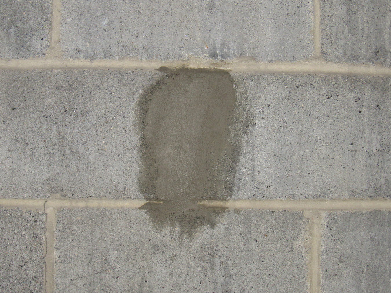 DRYLOK® Fast Plug Hydraulic Cement for Masonry Structures