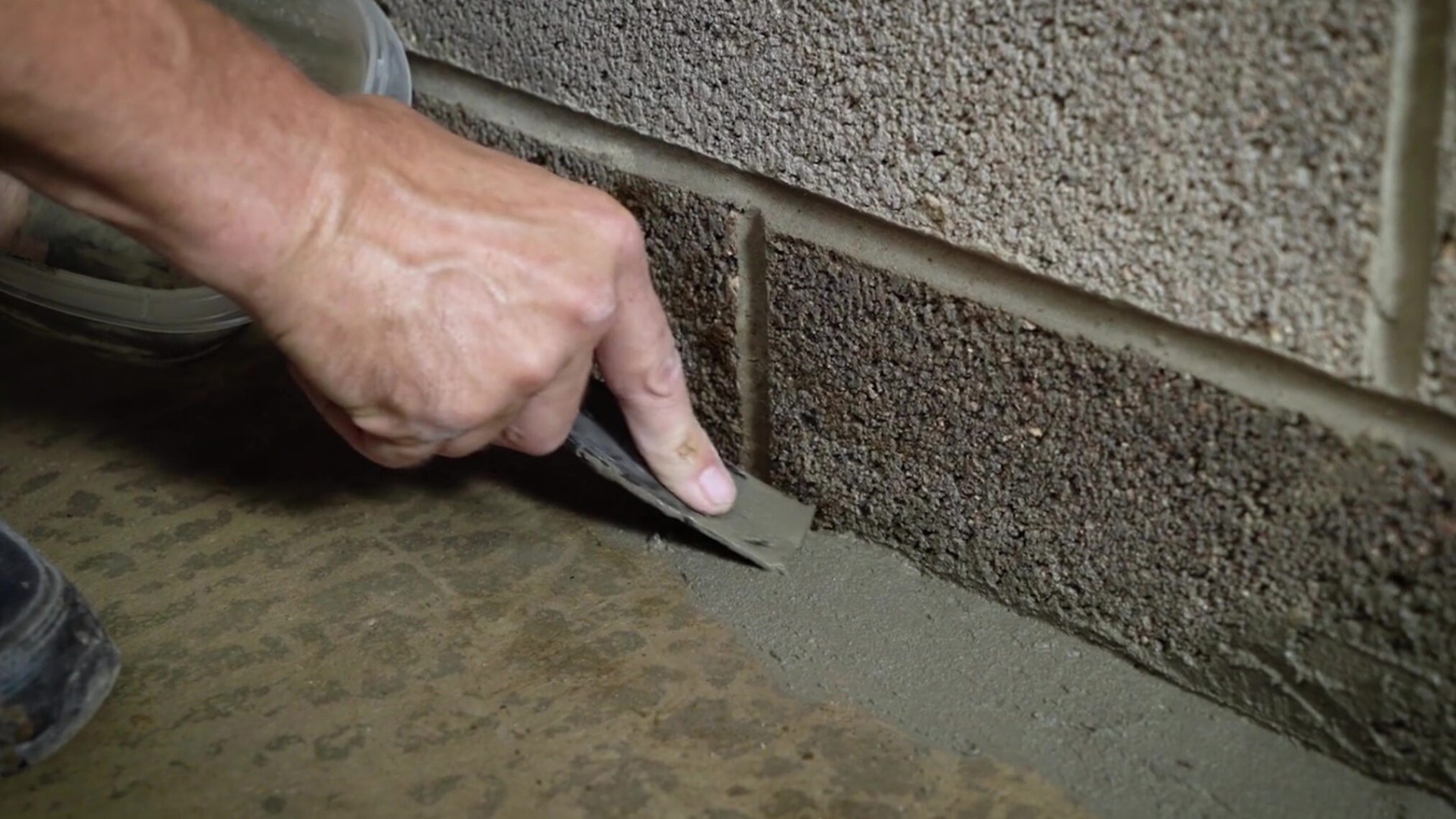 DRYLOK® Fast Plug Hydraulic Cement for Masonry Structures